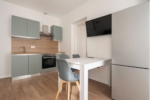 Apartamento Clássico | Cozinha privada | Mesas de jantar 