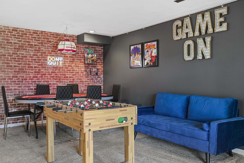 Hot Tub - King Suite - Game Room - Large Groups - Sun Prairie | FeWo-direkt