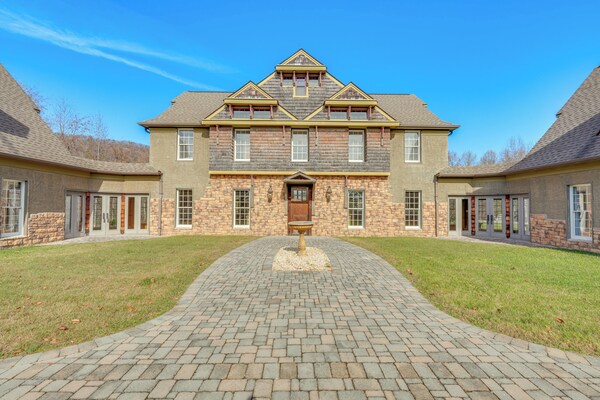 Private Hot Tub: 'Bays View Lodge' In Kingsport! - ETSU, Kingsport