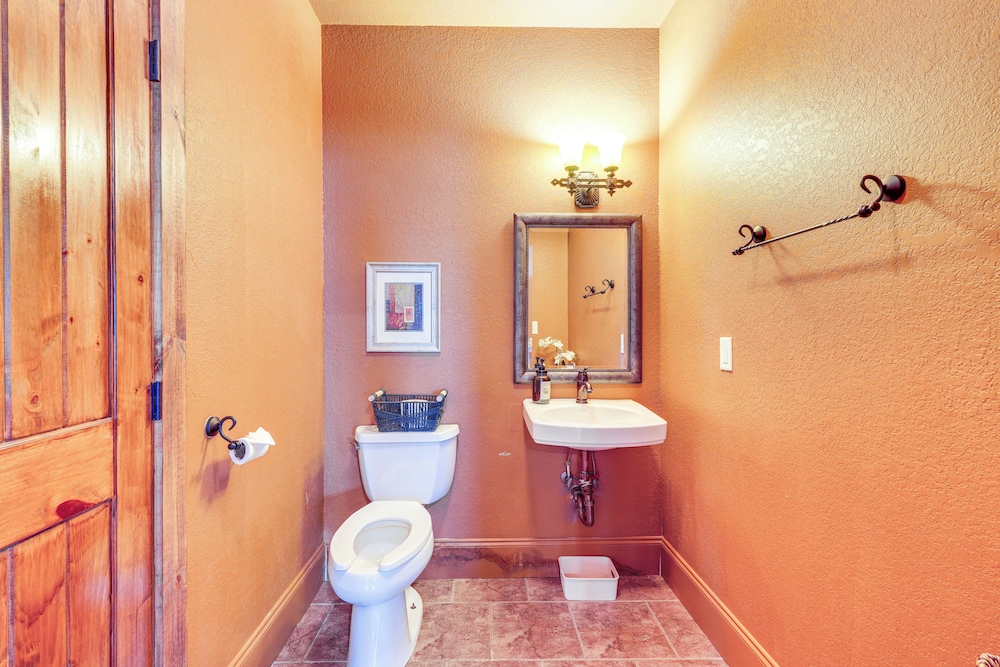 Private Hot Tub: 'Bays View Lodge' In Kingsport! - ETSU, Kingsport