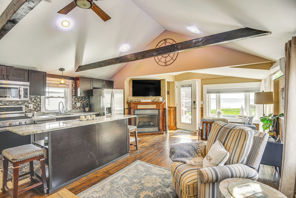 Walk To Beach: Water-view Abode In Portsmouth! - Tiverton