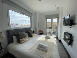 Apartamento, 1 cama Queen e sofá-cama (1 Bedroom) | 1 quarto, ferros/tábuas de passar roupa, roupa de cama