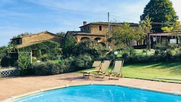 Piscina externa sazonal, guarda-sóis, espreguiçadeiras
