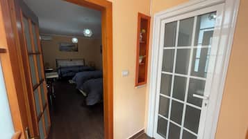 Quarto quádruplo standard, 1 quarto, para não fumantes, em edifício anexo | Escrivaninha, cortinas blackout, Wi-Fi de cortesia, roupa de cama