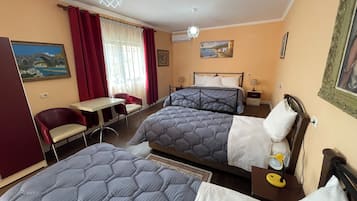 Quarto quádruplo standard, 1 quarto, para não fumantes, em edifício anexo | Escrivaninha, cortinas blackout, Wi-Fi de cortesia, roupa de cama