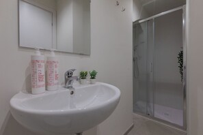Apartamento Clássico | Casa de banho | Um polibã, um secador de cabelo, um bidé, toalhas fornecidas 