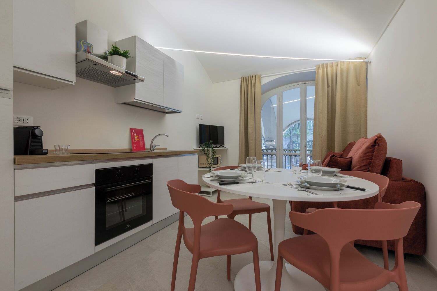 Apartamento Comfort | Cozinha privada | Um frigorífico/congelador grande, um forno, uma placa de cozinha 