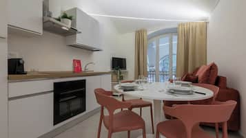 Apartamento Comfort | Cozinha privada | Um frigorífico/congelador grande, um forno, uma placa de cozinha