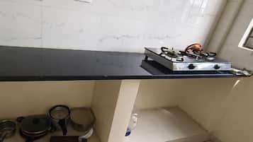 Suíte standard, sacada | Cozinha privada | Geladeira, talheres/pratos/utensílios de cozinha