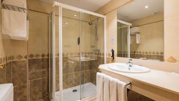 Quarto Quádruplo Standard | Casa de banho | Artigos de higiene pessoal grátis