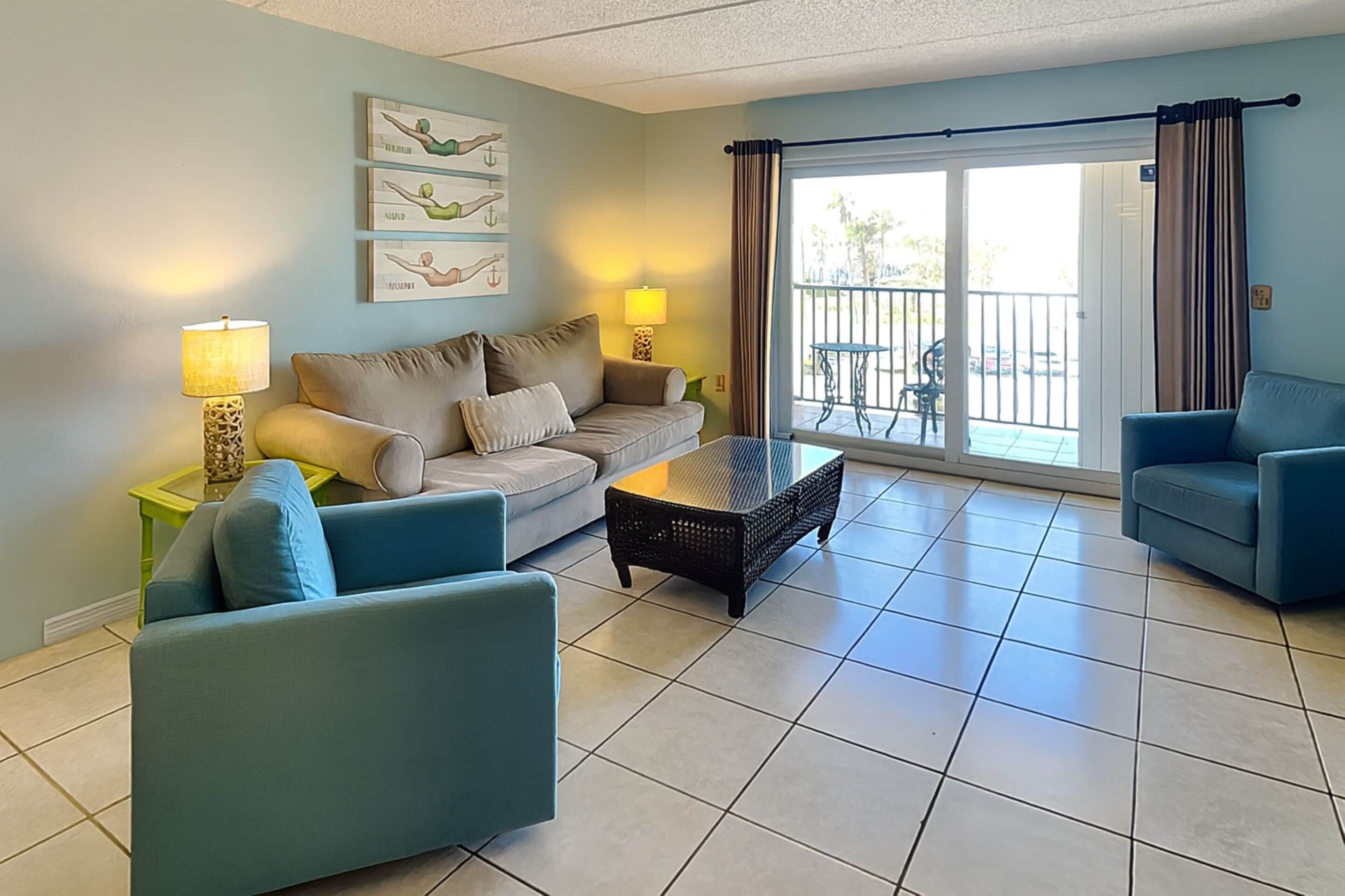 Elegant Condo Across From The Beach With Balcony And Pool Views - Daytona Beach, FL