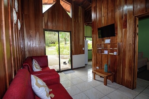 Casa de Campo Familiar, vista para o jardim | Sala de estar