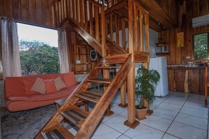 Casa de campo conforto, vista para a montanha | Área de estar | TV de tela plana 30 polegadas com canais a cabo, Netflix