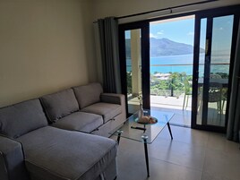 Apartamento, vista para o mar | Área de estar | TV de tela plana