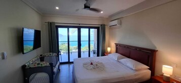 Apartamento, vista para o mar | 1 quarto, cofres nos quartos, cortinas blackout