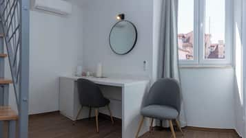 Estúdio Clássico, não fumadores, Vista para a cidade | Sala de estar | Televisor LCD de 100 cm com canais via satélite