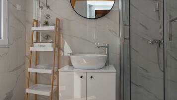 Quarto Superior, não fumadores, Vista para a cidade | Casa de banho | Um polibã, toalhas fornecidas, papel higiénico