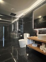 Apartamento Familiar, varanda, vista para a montanha | Casa de banho | Um polibã, um secador de cabelo, toalhas fornecidas, sabão 