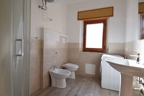 Condo, sacada, vista para a cidade | Banheiro | Chuveiro, bidê, toalhas de banho 