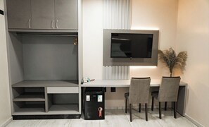 Quarto família | Cofres nos quartos, escrivaninha, espaço de trabalho para notebook