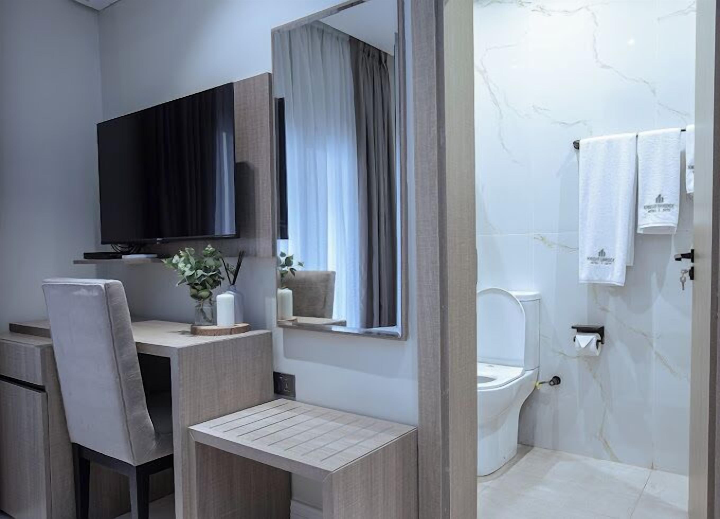 Quarto Económico, varanda, Vista para a cidade | Secretária, secretária adequada para computadores portáteis 
