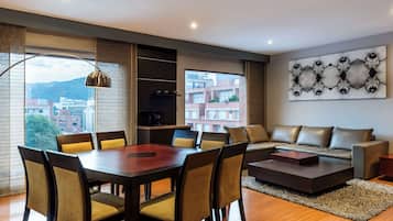 Suite Presidencial, 1 cama king-size | Sala de estar | Televisor LED de 40 polegadas com canais por cabo