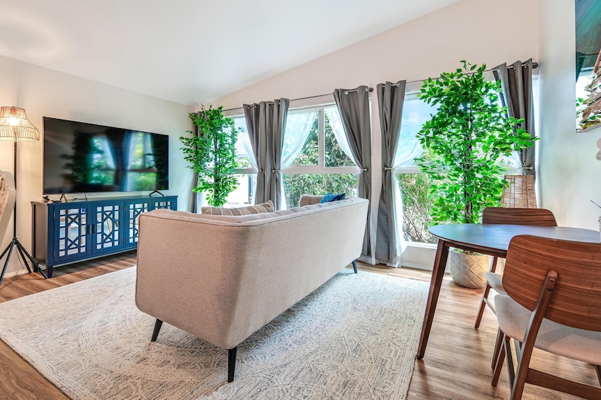 Santa Monica Beach Suite. Off Street Parking And Walking Distance To Everything! - Santa Mónica, CA