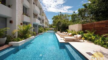 2 piscinas exteriores