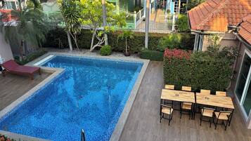 Secretária, secretária adequada para computadores portáteis