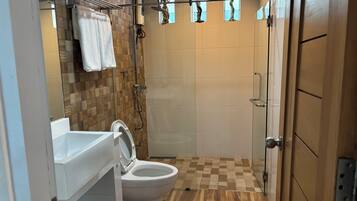 Um polibã, artigos de higiene pessoal grátis, um secador de cabelo