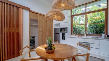 Villa Júnior, pátio, vista para a piscina | Sala de jantar