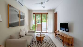 Villa Júnior, pátio, vista para a piscina | Sala de estar | Televisor de ecrã plano de 42 polegadas com canais digitais