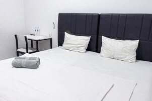 1 quarto, cofre no quarto, secretária, ferro/tábua de engomar 