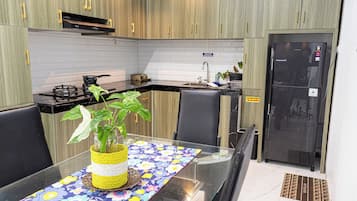 Villa | Cozinha privada | Minifrigorífico, uma chaleira elétrica