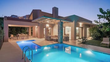 Vila superluxo, 3 quartos, piscina particular, vista para o mar | Piscina | 3 piscinas externas, guarda-sóis, espreguiçadeiras