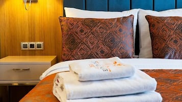 Quarto Duplo Deluxe | Minibar, cofre no quarto