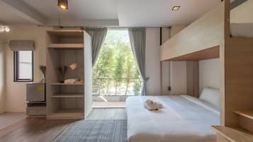 Quarto Familiar, várias camas, Vista para a cidade | Cortinas/cortinados opacos, ferro/tábua de engomar, Wi-fi grátis