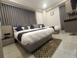 Quarto Duplo Deluxe, vários quartos, Vista para a cidade | Wi-fi grátis, roupa de cama fornecida 