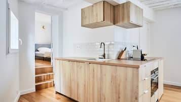 Apartamento | Cozinha privada | Um frigorífico, um micro-ondas, um forno, uma placa de cozinha