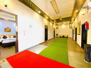 Quarto luxo, vista para a cidade | Área de estar | TV