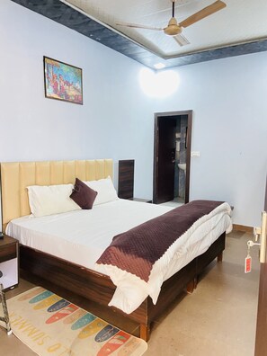 Quarto luxo, vista para a cidade | Escrivaninha, espaço de trabalho para notebook, quartos à prova de som