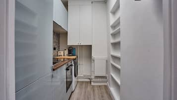 Apartamento | Cozinha privada | Um frigorífico, um micro-ondas, uma placa de cozinha