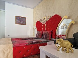 Quarto Duplo ou Twin Deluxe, vista para a piscina | Secretária, secretária adequada para computadores portáteis