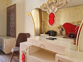 Secretária, secretária adequada para computadores portáteis