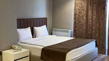 Quarto Duplo ou Twin Económico | 1 quarto, minibar com produtos grátis, cofre no quarto, secretária