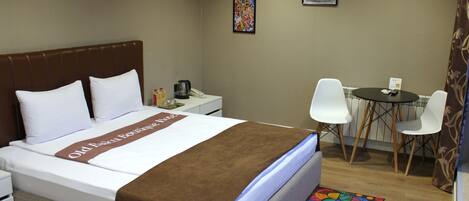 Minibar com produtos grátis, cofre no quarto, secretária