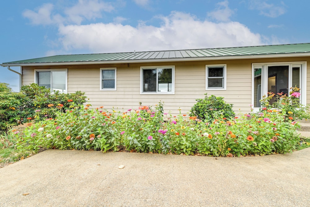 Romantic Vineyard Getaway In Oakland: Mtn Views! - Oregon