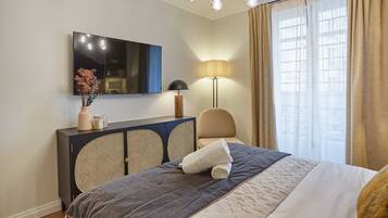 Apartamento | Secretária adequada para computadores portáteis, ferro/tábua de engomar