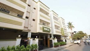 Um hotel de vários andares com uma placa de entrada que diz 'INN34'.