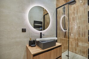 Apartamento | Casa de banho | Um secador de cabelo, sabão, champô